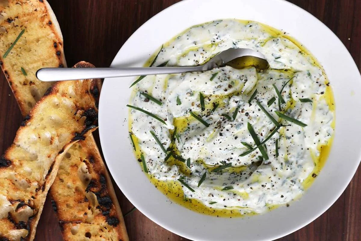 Receta: Ricotta con hierbas y pan a las brasas - Food & Wine en Español