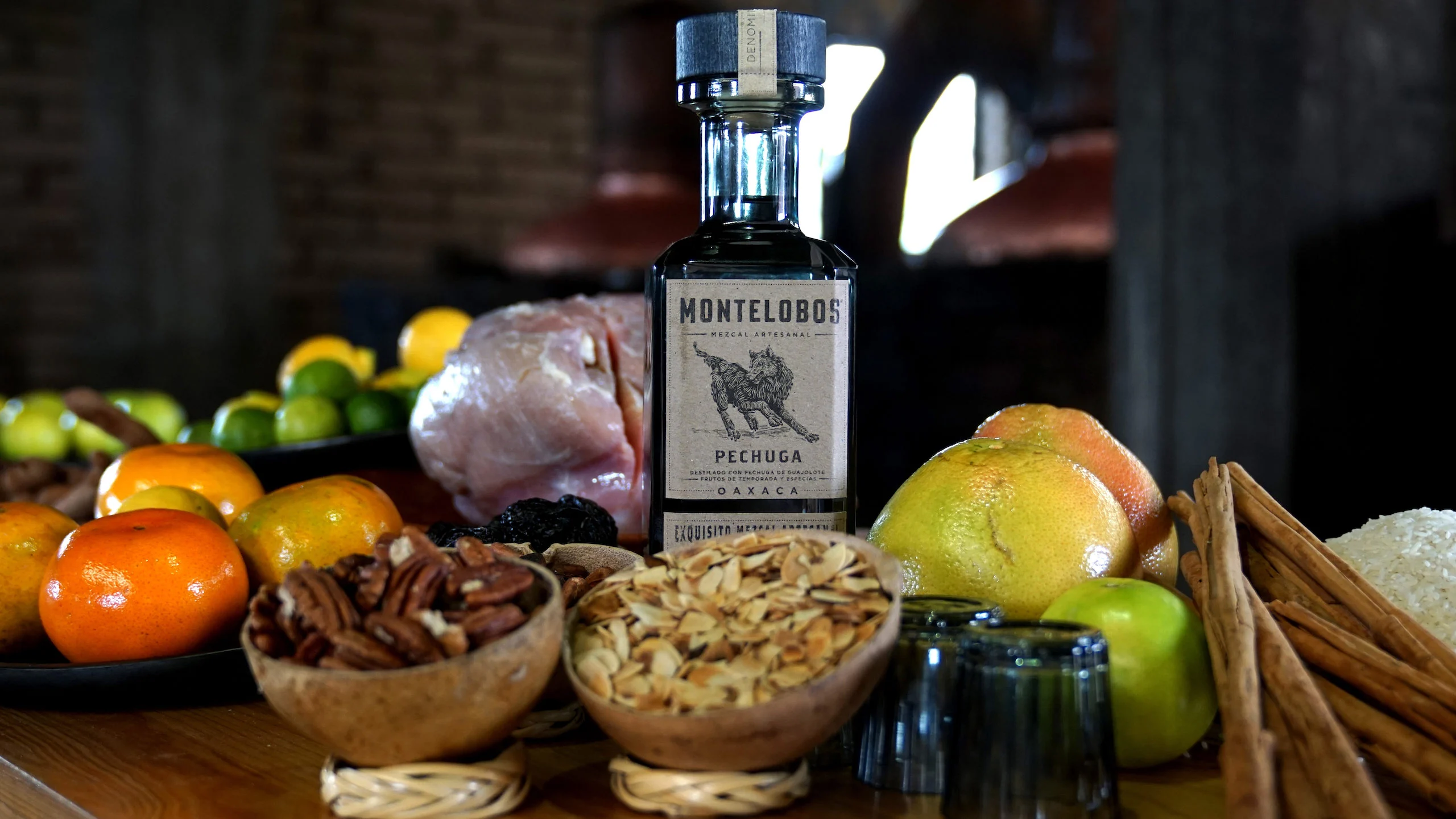 El mezcal que usa una pechuga de guajolote durante su destilación