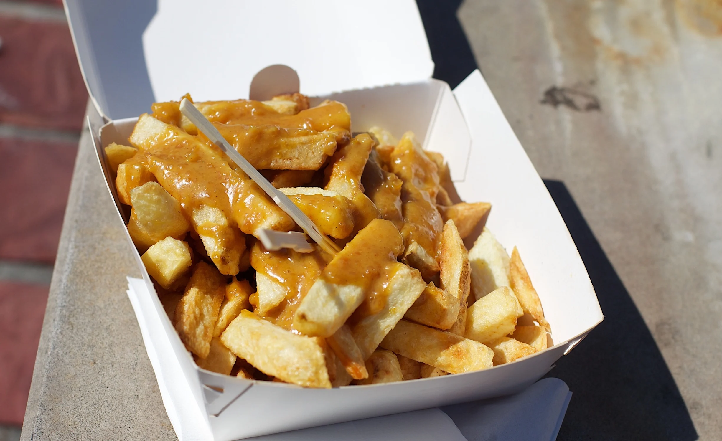 Descubre el origen del auténtico poutine y cómo prepararlo