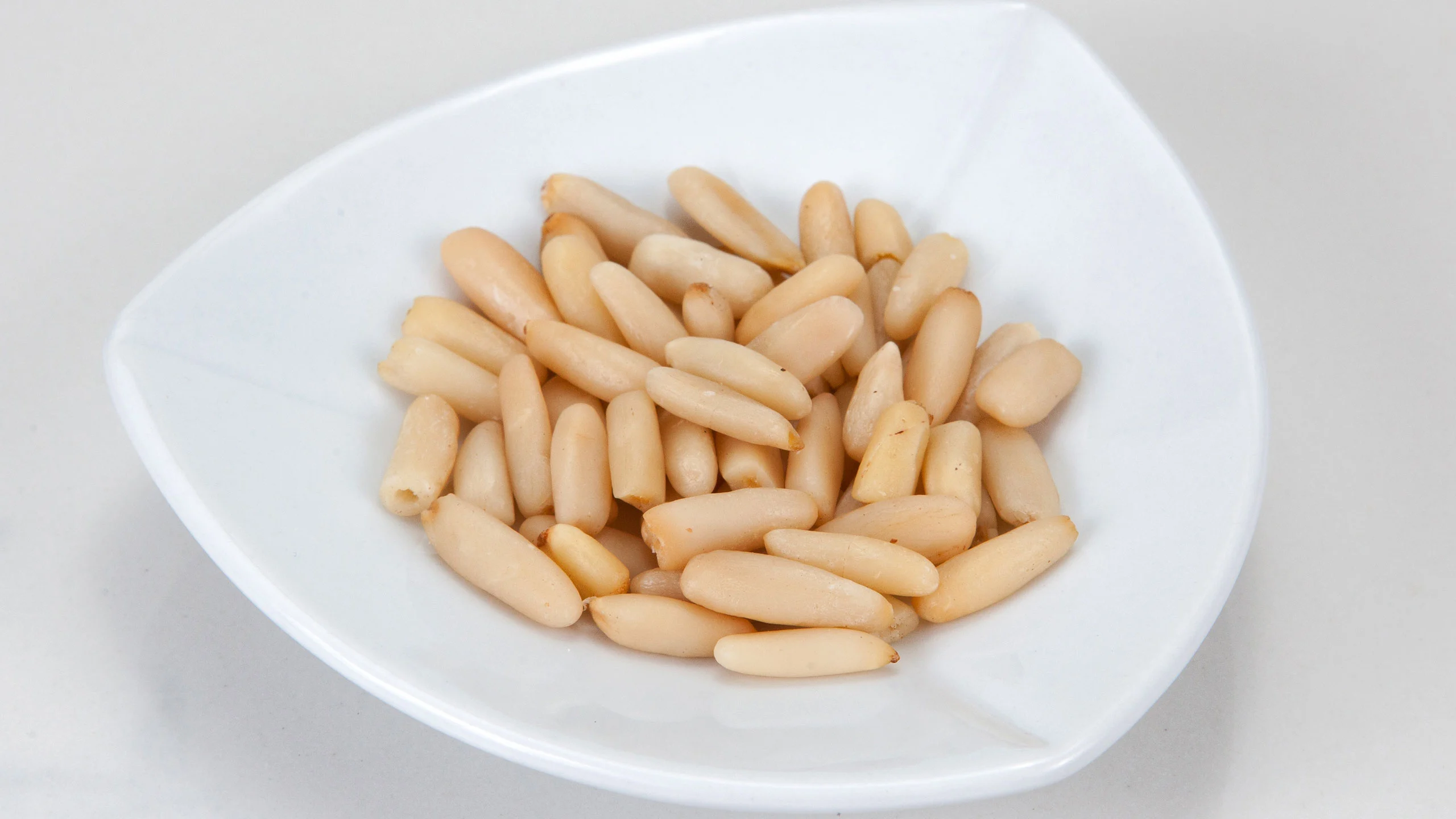 ¿De dónde proviene el piñón y por qué suele ser tan costoso?