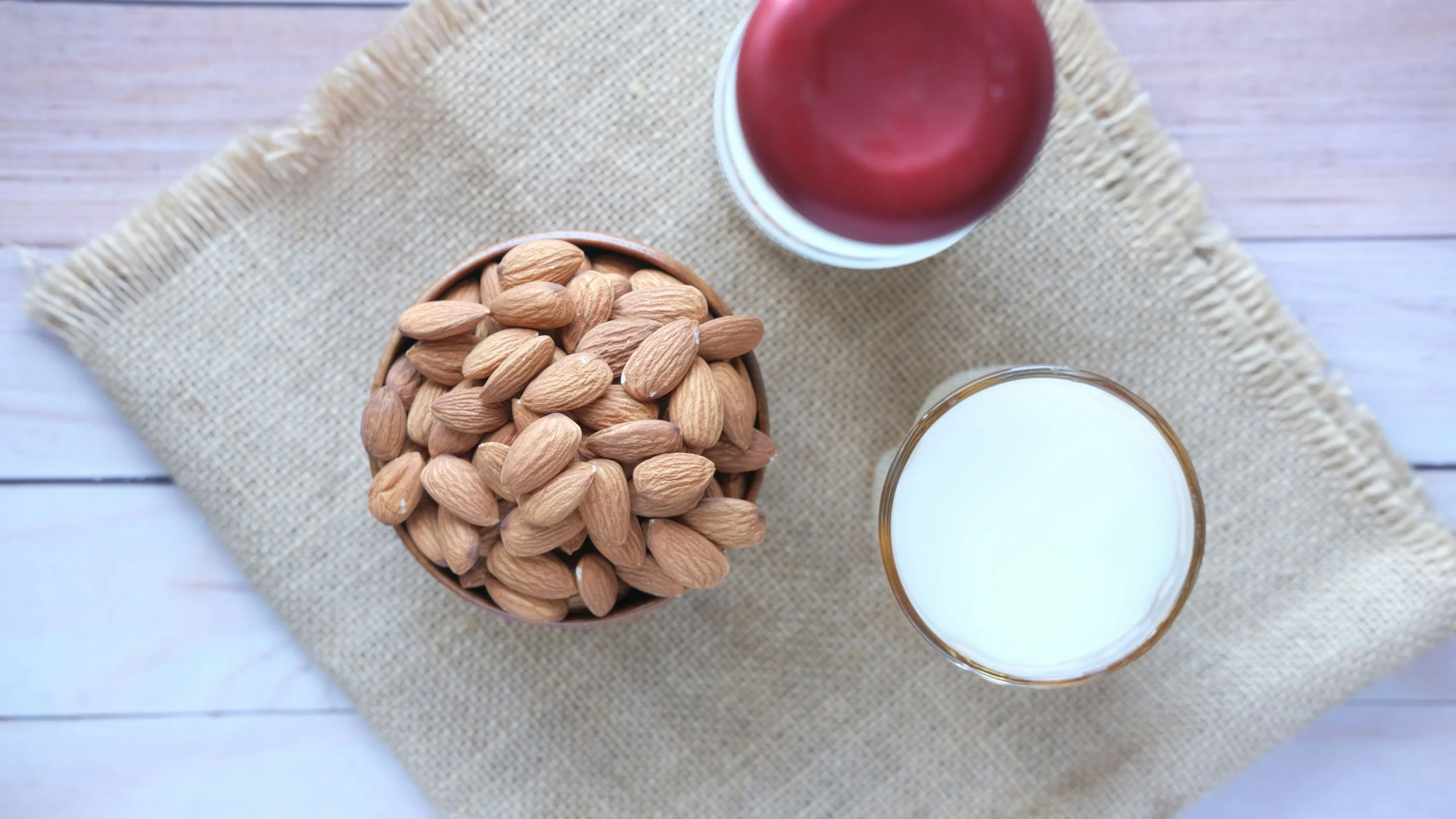Leche de vaca o leche de almendras: Cuál es mejor para la salud - Food ...