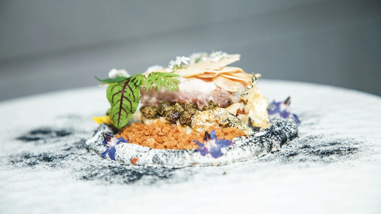 Totoaba confitada con jalapeo y orzo ahumado