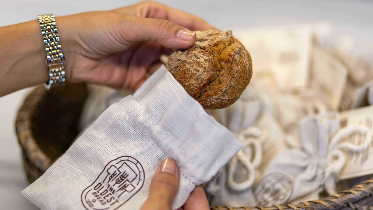 Turkish Airlines presenta el «pan más antiguo del mundo» - Food & Wine ...