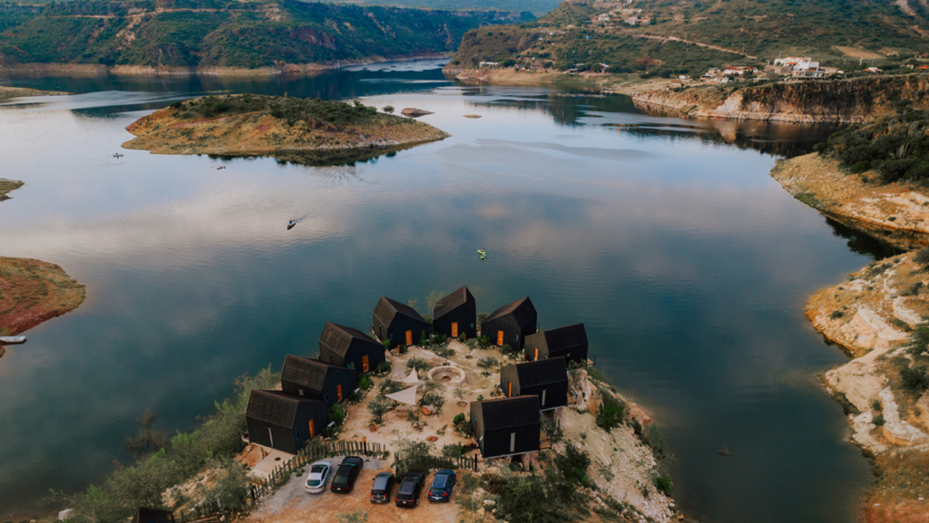 Wander Dehe: Cabañas sustentables frente a la Presa de Zimapán