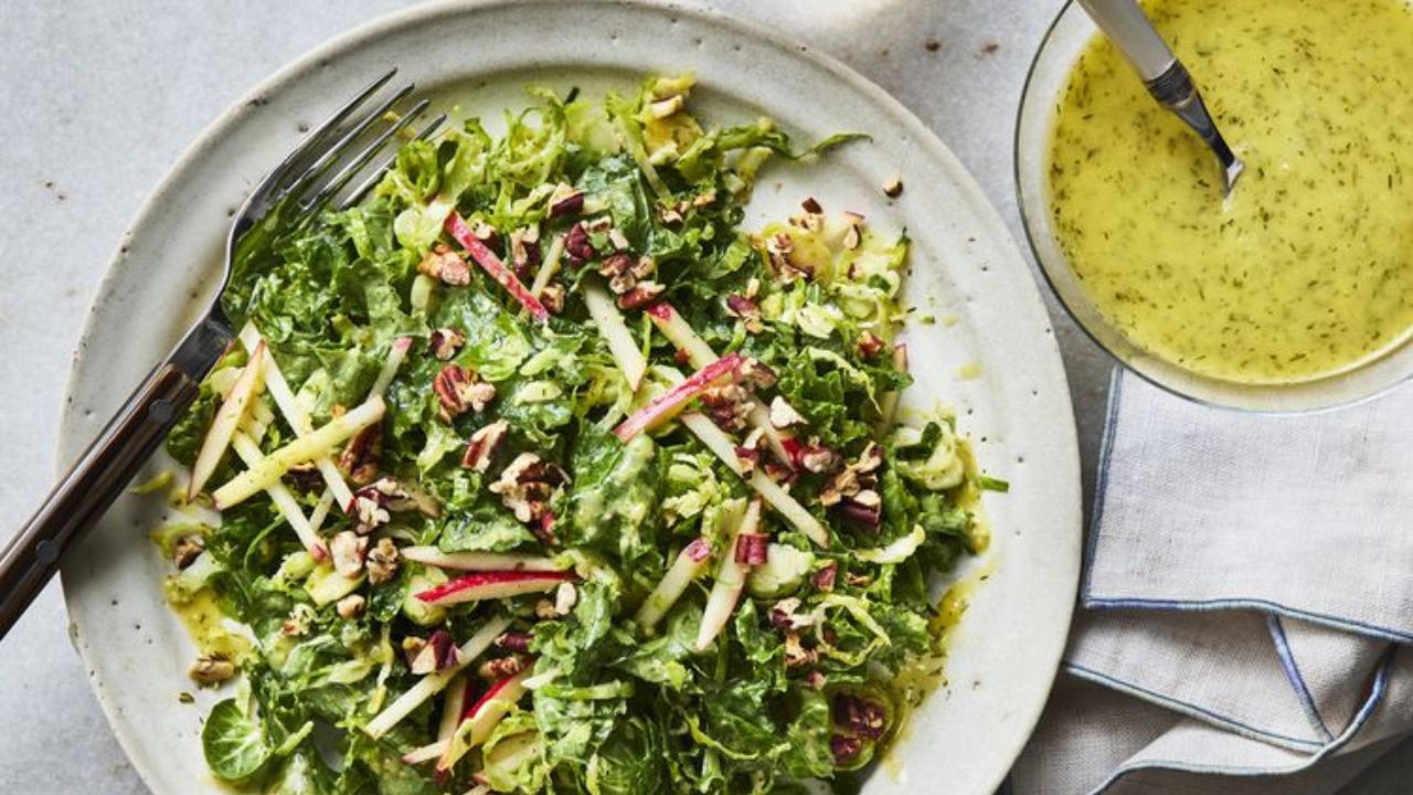 Prueba esta ensalada de col rizada y coles de Bruselas - Food & Wine en ...